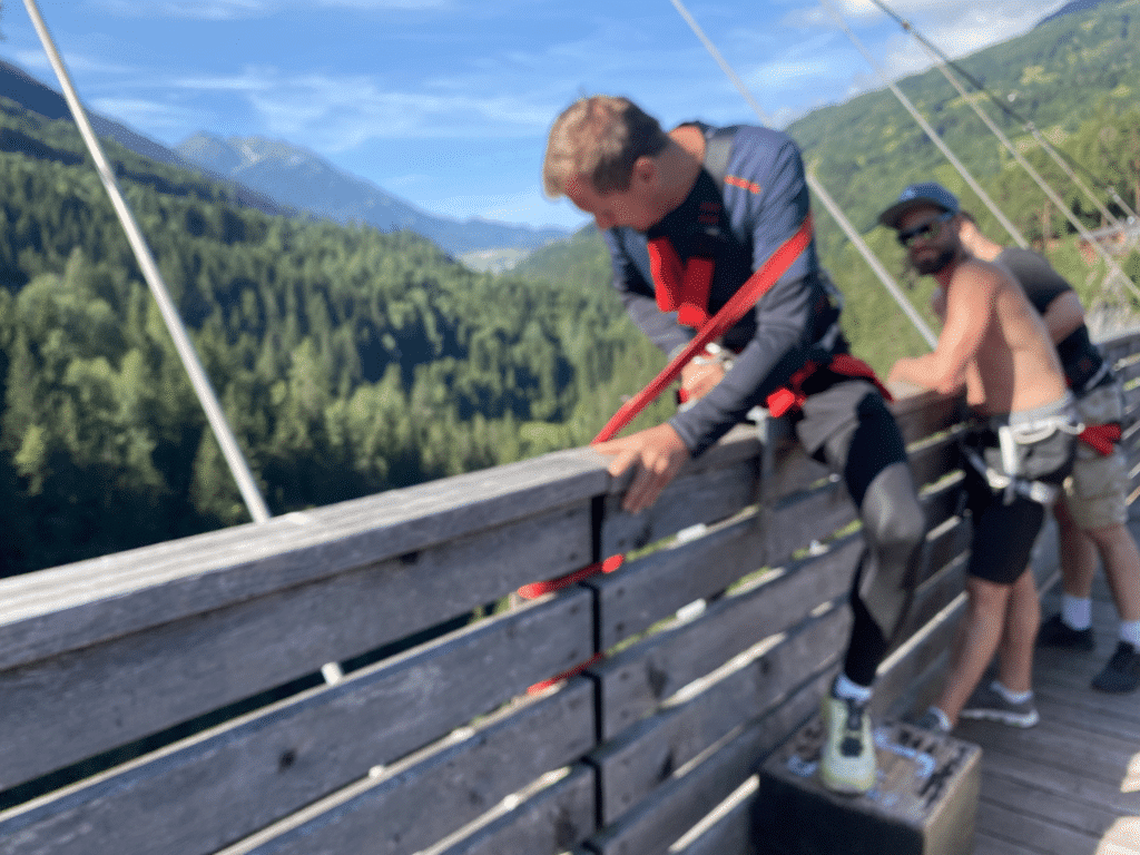 Bungee Jumping aus 94 Meter Höhe & Valley Swing durch das Tal. Meine ...